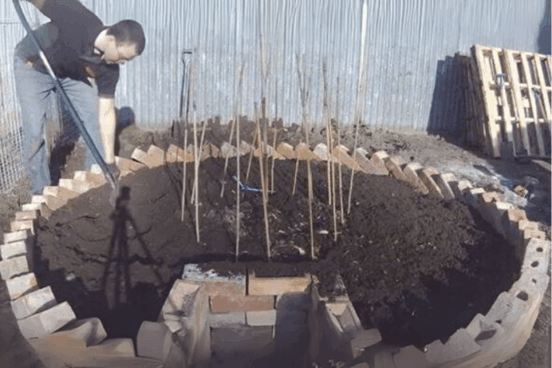 DIY Self-Feeding Keyhole Garden - Self Sufficient Projects